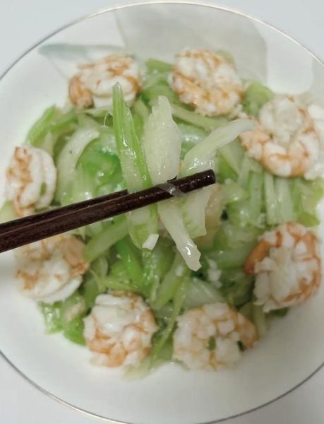 西芹炒腰果虾仁怎么做_西芹炒腰果虾仁需要焯水吗-第1张图片-山城妙识 西芹炒腰果虾仁怎么做_西芹炒腰果虾仁需要焯水吗-第1张图片-山城妙识