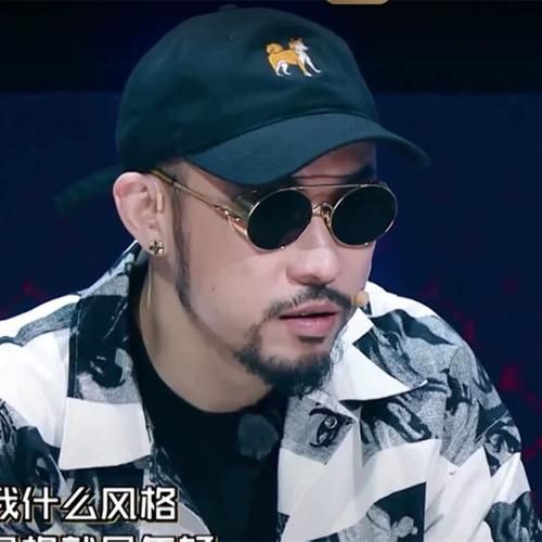 热狗为什么一直戴墨镜_热狗墨镜背后含义-第1张图片-山城妙识