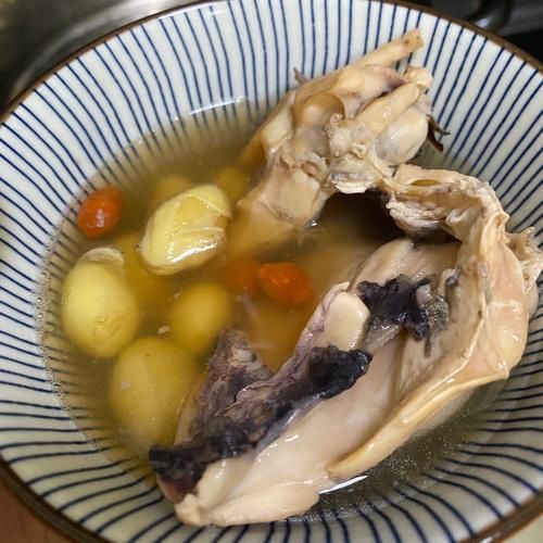 墨鱼白果炖鸡怎么做_白果炖鸡需要焯水吗-第1张图片-山城妙识