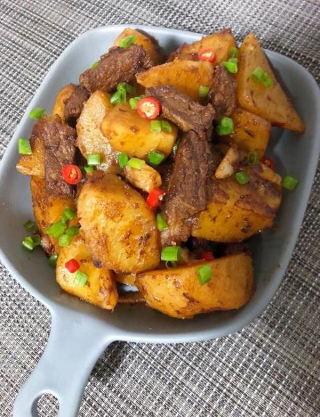 干锅土豆牛肉怎么做_干锅土豆牛肉家常做法-第1张图片-山城妙识