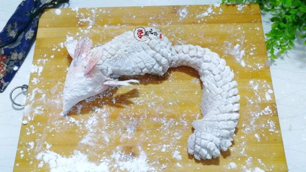 松鼠鱼怎么切花刀_松鼠鱼刀法图解窍门-第1张图片-山城妙识 松鼠鱼怎么切花刀_松鼠鱼刀法图解窍门-第1张图片-山城妙识