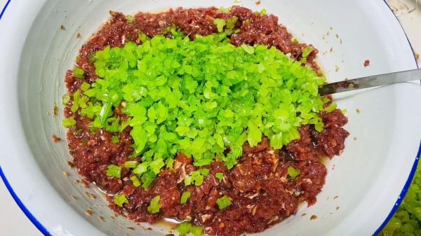 芹菜牛肉饺子馅怎么调好吃_芹菜牛肉饺子馅做法窍门-第2张图片-山城妙识 芹菜牛肉饺子馅怎么调好吃_芹菜牛肉饺子馅做法窍门-第2张图片-山城妙识