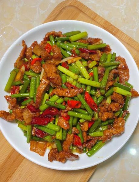 蒜苔炒肉怎么做才好吃_蒜苔炒肉先炒蒜苔还是先炒肉-第1张图片-山城妙识