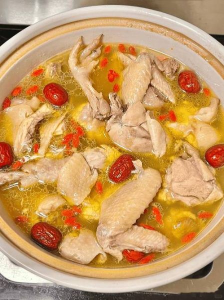 炖鸡汤的做法全过程_怎样炖出奶白浓汤-第1张图片-山城妙识