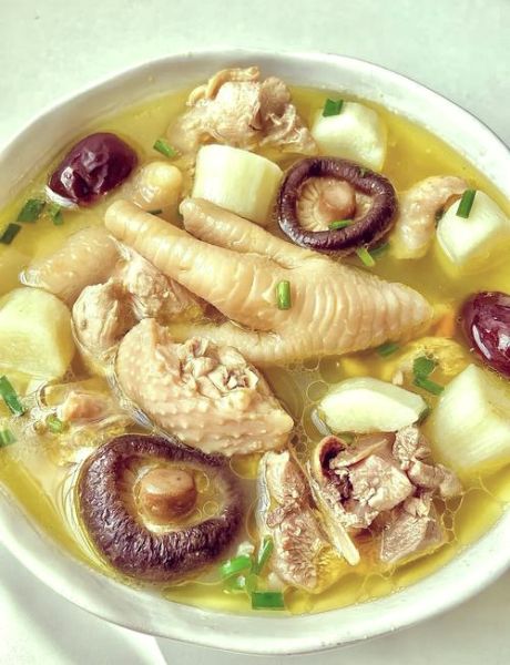 香菇老母鸡汤的做法_如何炖出奶白色浓汤-第1张图片-山城妙识