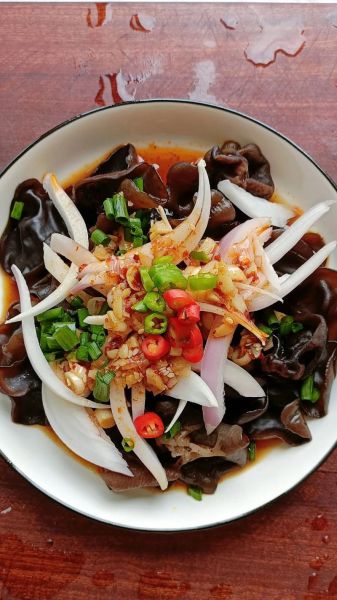 凉拌木耳洋葱怎么做好吃_木耳洋葱凉拌要不要焯水-第1张图片-山城妙识