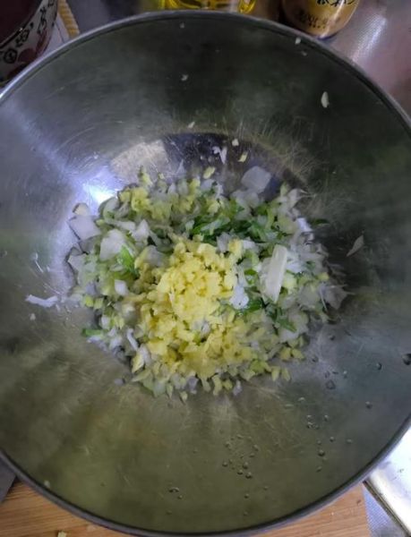 羊肉大葱饺子馅怎么调_羊肉大葱饺子馅配料比例-第1张图片-山城妙识