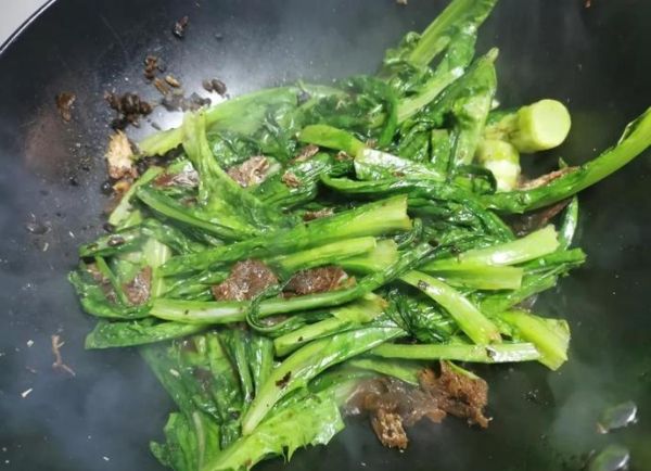 罐头鱼炒油麦菜怎么做_罐头鱼炒油麦菜需要焯水吗-第2张图片-山城妙识