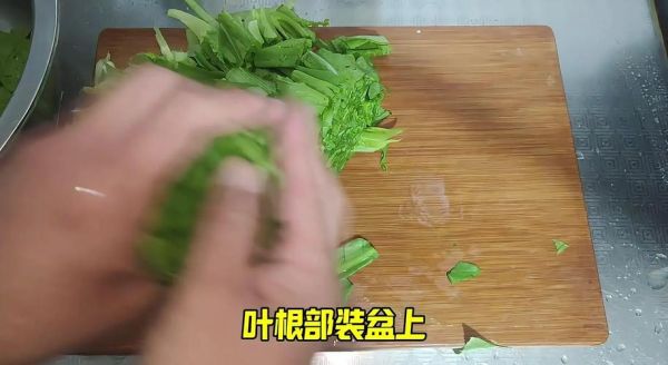 罐头鱼炒油麦菜怎么做_罐头鱼炒油麦菜需要焯水吗-第1张图片-山城妙识