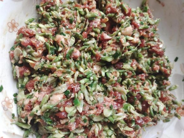 猪肉槐花饺子馅怎么做_槐花饺子馅怎么调好吃-第3张图片-山城妙识