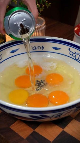 啤酒鸡蛋一起喝有什么危害_啤酒鸡蛋同吃会中毒吗-第2张图片-山城妙识