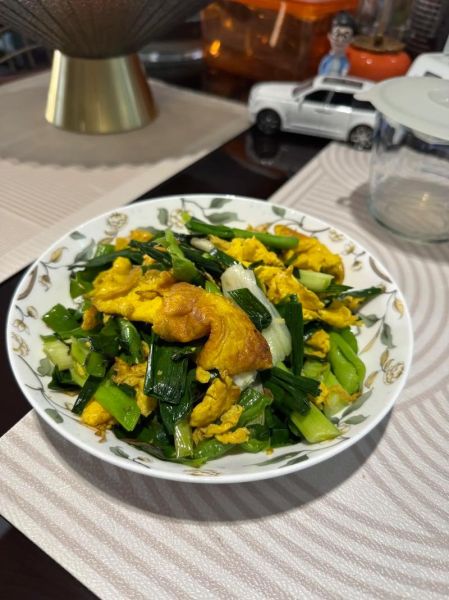 蒜苗炒鸡蛋怎么做_蒜苗炒鸡蛋先炒蛋还是先炒蒜苗-第3张图片-山城妙识