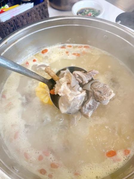 炖羊肉汤最简单的做法_羊肉汤怎么炖不膻-第3张图片-山城妙识