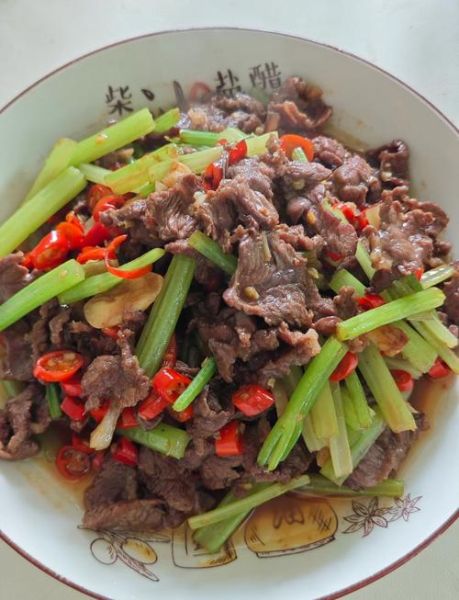 芹菜炒牛肉怎么炒才嫩_家常做法图解-第1张图片-山城妙识