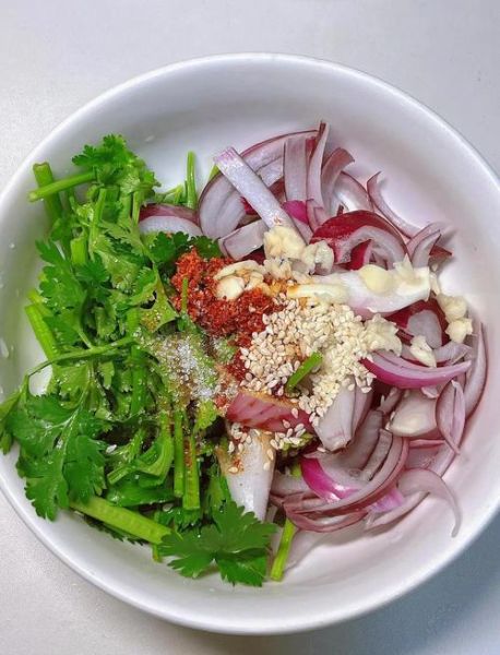 凉拌洋葱怎么做_凉拌洋葱怎么切不辣-第3张图片-山城妙识