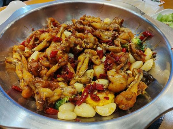 干锅牛蛙怎么烧好吃_家常做法-第1张图片-山城妙识