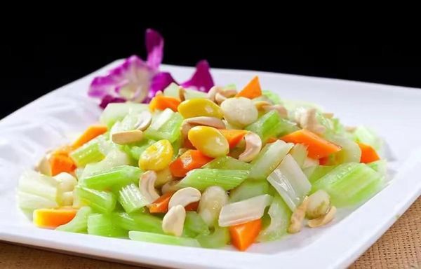 腰果芹菜怎么炒好吃_腰果芹菜的做法大全-第3张图片-山城妙识
