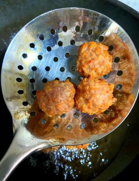 炸肉丸子要不要放面粉_炸肉丸子用面粉还是淀粉-第1张图片-山城妙识