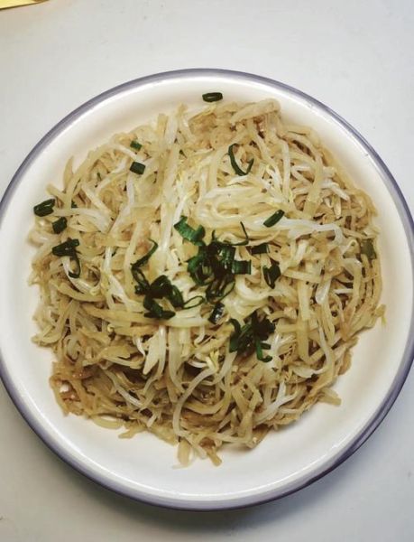 绿豆芽炒饼丝怎么做_绿豆芽炒饼丝的家常做法-第1张图片-山城妙识