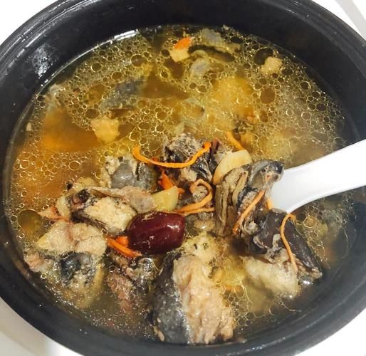 枸杞红枣乌鸡汤的功效与禁忌_怎么做最补血-第1张图片-山城妙识