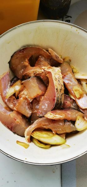 烟熏鱼怎么做才正宗_家庭版烟熏鱼步骤-第2张图片-山城妙识 烟熏鱼怎么做才正宗_家庭版烟熏鱼步骤-第2张图片-山城妙识