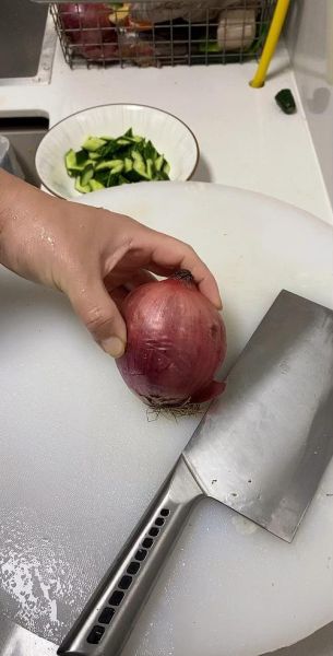 洋葱怎么切块_洋葱切块图解-第2张图片-山城妙识