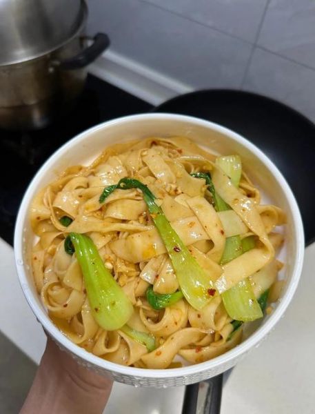 油泼面怎么做才正宗_油泼面辣子和油温如何掌握-第2张图片-山城妙识