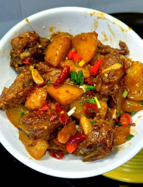 排骨焖土豆怎么做_排骨焖土豆家常做法-第1张图片-山城妙识