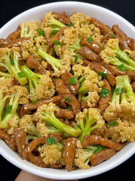 花菜炒肉怎么炒好吃_花菜炒肉家常做法-第1张图片-山城妙识