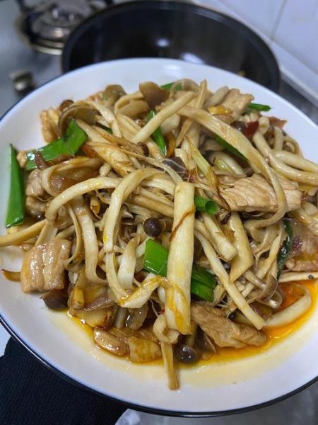 茶树菇青椒炒肉丝怎么做_茶树菇青椒炒肉丝需要焯水吗-第3张图片-山城妙识