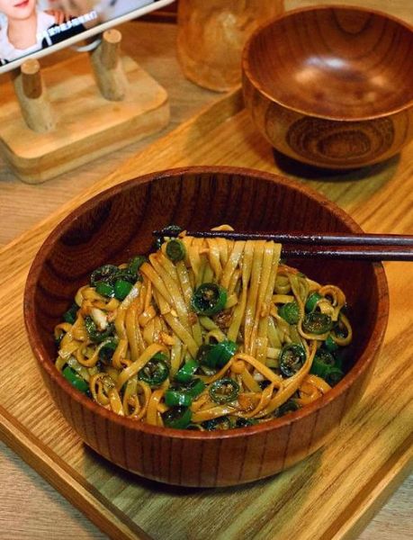 挂面怎么炒不粘锅_家常挂面炒法-第2张图片-山城妙识