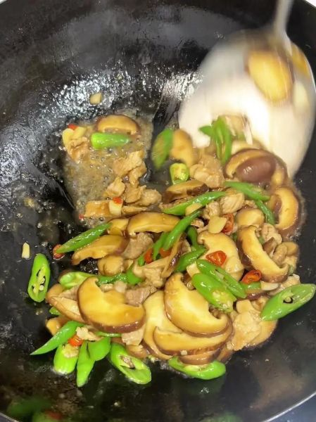 蒜苗香菇炒肉怎么做_炒多久才嫩-第3张图片-山城妙识