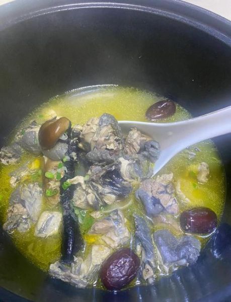 炖乌鸡怎么做_炖乌鸡需要焯水吗-第1张图片-山城妙识