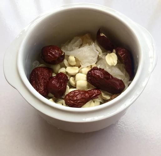 红枣银耳汤怎么做_银耳汤的功效与禁忌-第2张图片-山城妙识