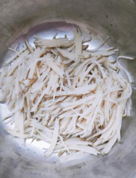 炒咸菜疙瘩丝怎么做好吃_咸菜疙瘩丝的家常做法-第3张图片-山城妙识