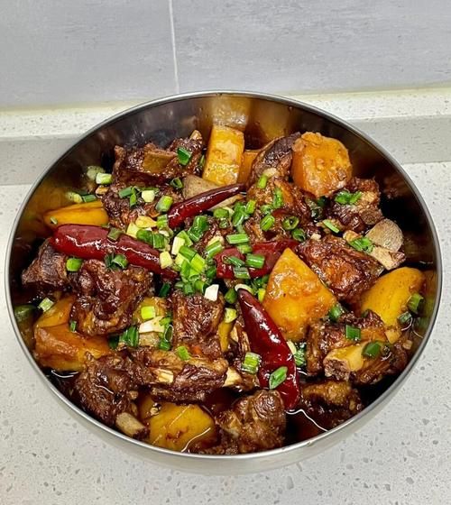 红烧排骨怎么做才好吃_红烧排骨焯水还是直接炒-第1张图片-山城妙识