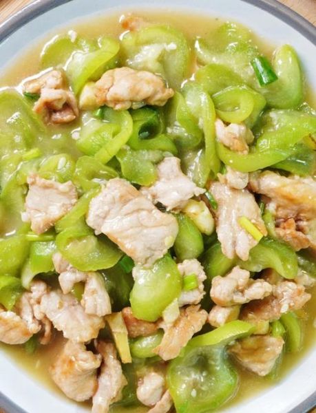 炒丝瓜怎么做好吃又简单_丝瓜不黑不软塌的秘诀-第1张图片-山城妙识