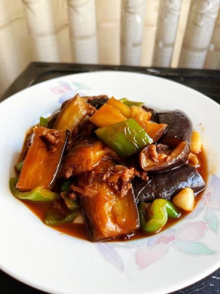 红烧肉炖茄子怎么做_红烧肉炖茄子热量高吗-第1张图片-山城妙识