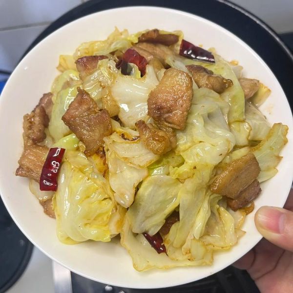 手撕包菜炒五花肉怎么做_手撕包菜炒五花肉的家常做法-第3张图片-山城妙识