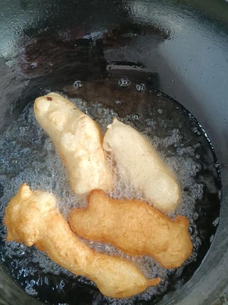 油条的家常做法_怎样炸出又松又软的油条-第1张图片-山城妙识