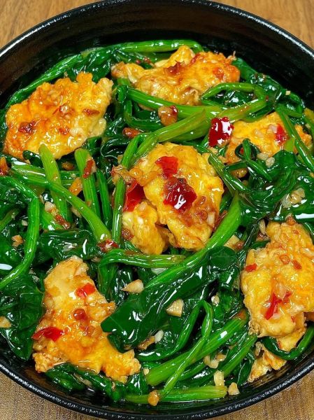 菠菜炒鸡蛋怎么做_菠菜炒鸡蛋先炒哪个-第1张图片-山城妙识