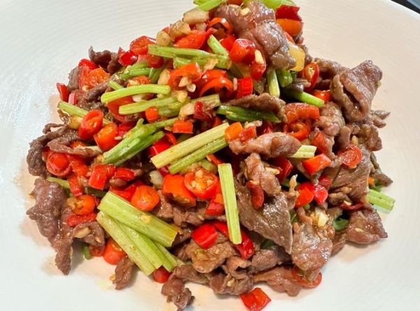 小炒牛肉用什么肉_小炒牛肉配料有哪些-第2张图片-山城妙识