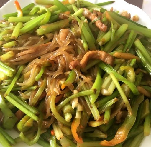 芹菜炒粉条怎么做不坨不粘锅_芹菜炒粉条焯水还是直接炒-第2张图片-山城妙识