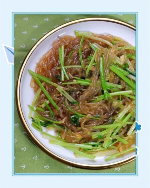 芹菜炒粉条怎么做不坨不粘锅_芹菜炒粉条焯水还是直接炒-第1张图片-山城妙识