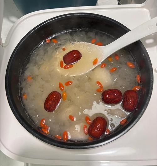 怎样炖银耳汤又稠又好_银耳汤怎么煮出胶质-第1张图片-山城妙识 怎样炖银耳汤又稠又好_银耳汤怎么煮出胶质-第1张图片-山城妙识