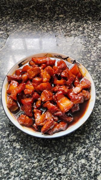 正宗本帮红烧肉怎么做_为什么炒糖色要冷油下锅-第1张图片-山城妙识