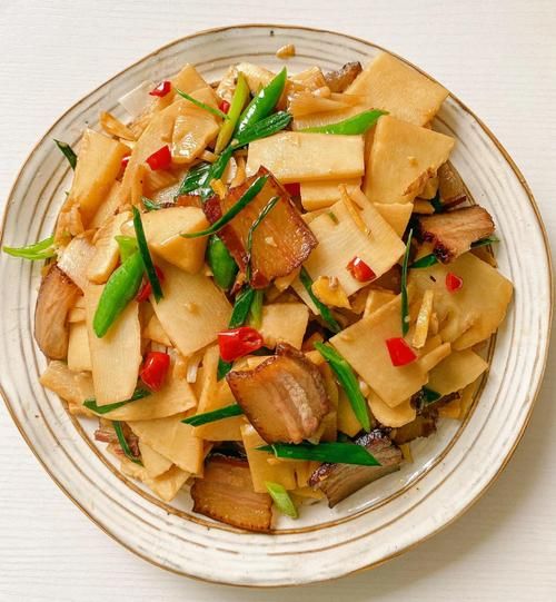 春笋炒腊肉怎么炒才好吃_春笋炒腊肉焯水还是不焯水-第1张图片-山城妙识