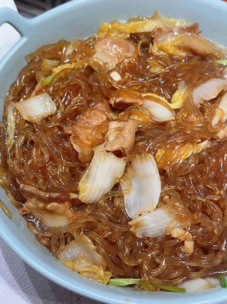东北猪肉炖粉条怎么做_正宗做法需要焯水吗-第1张图片-山城妙识