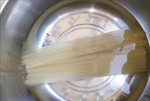 干米线怎么泡才筋道_干米线泡多久不会断-第1张图片-山城妙识