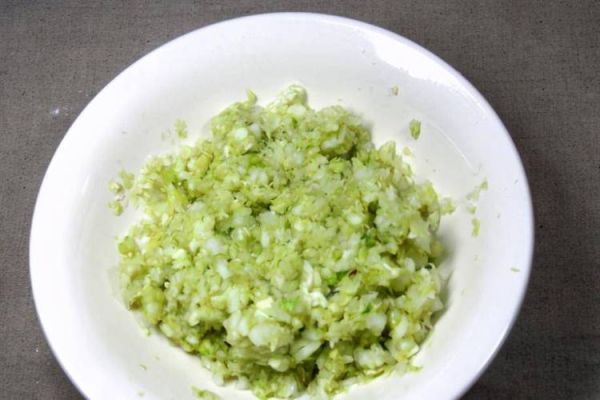 白菜馅饺子怎么拌馅不出水_白菜饺子馅不流水的秘诀-第2张图片-山城妙识
